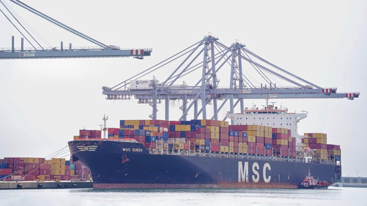 Llegó el buque portacontenedores de su historia a Tarragona