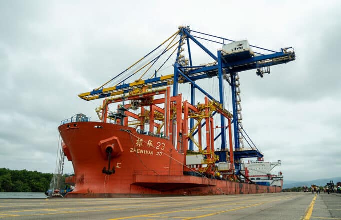 SAAM vendió sus operaciones portuarias a Hapag Lloyd